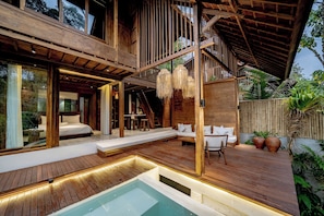 Um espaço moderno para atividades ao ar livre, com piscina, deck de madeira e área de estar.
