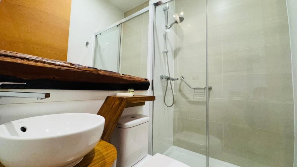 Quarto Triplo Superior, Vista para a cidade | Casa de banho | Um polibã, artigos de higiene pessoal grátis, um secador de cabelo 