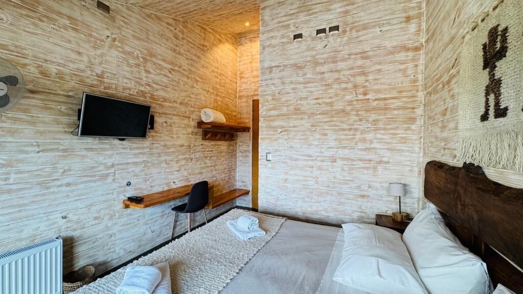 Quarto Duplo Básico, varanda, Vista para a cidade | Secretária, secretária adequada para computadores portáteis 
