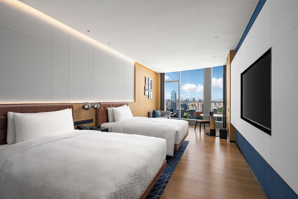 Quarto superior, 2 camas de casal, vista para a cidade