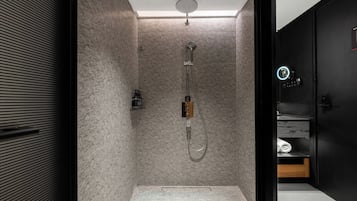 Quarto casal standard, vista para o pátio | Banheiro | Chuveiro, chuveiro com efeito de chuva, produtos de toalete grátis