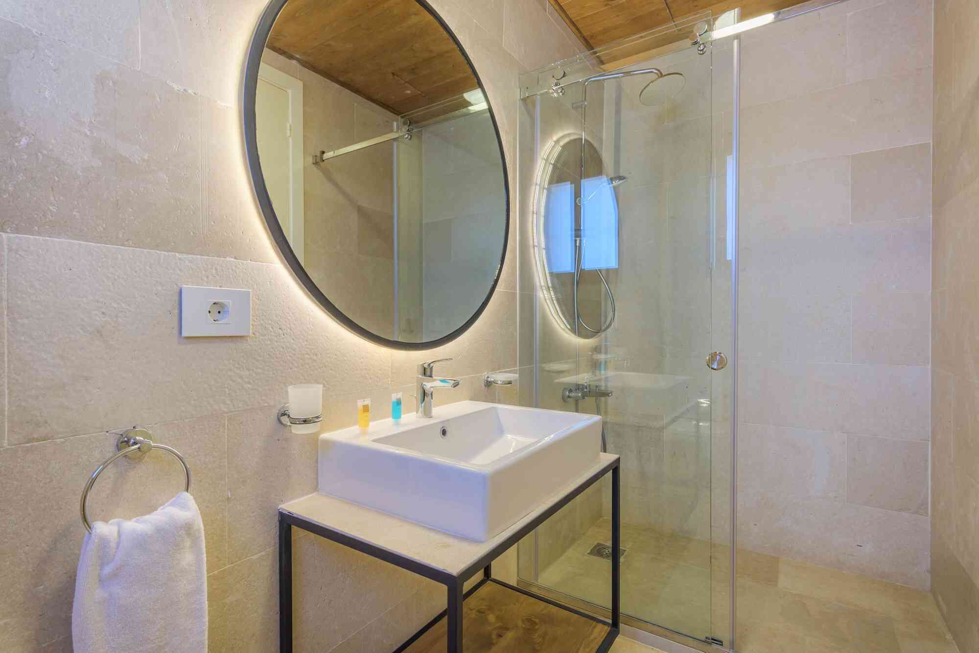 Estúdio, 1 cama de casal e sofá-cama, cozinha americana, vista para o mar | Banheiro | Produtos de toalete grátis, secador de cabelo, toalhas de banho 