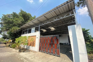 Um edifício com telhado de metal e portão fechado.