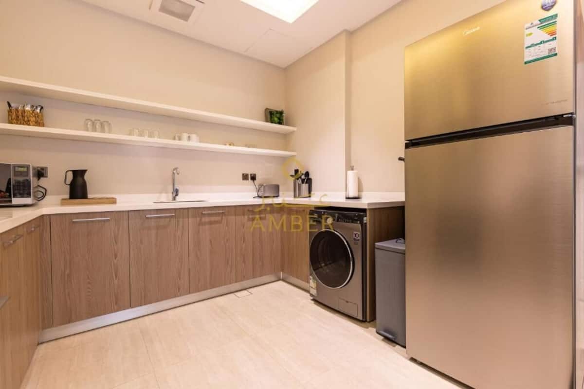 Apartamento Deluxe | Cozinha privada | Um frigorífico, um micro-ondas, um forno, uma placa de cozinha 
