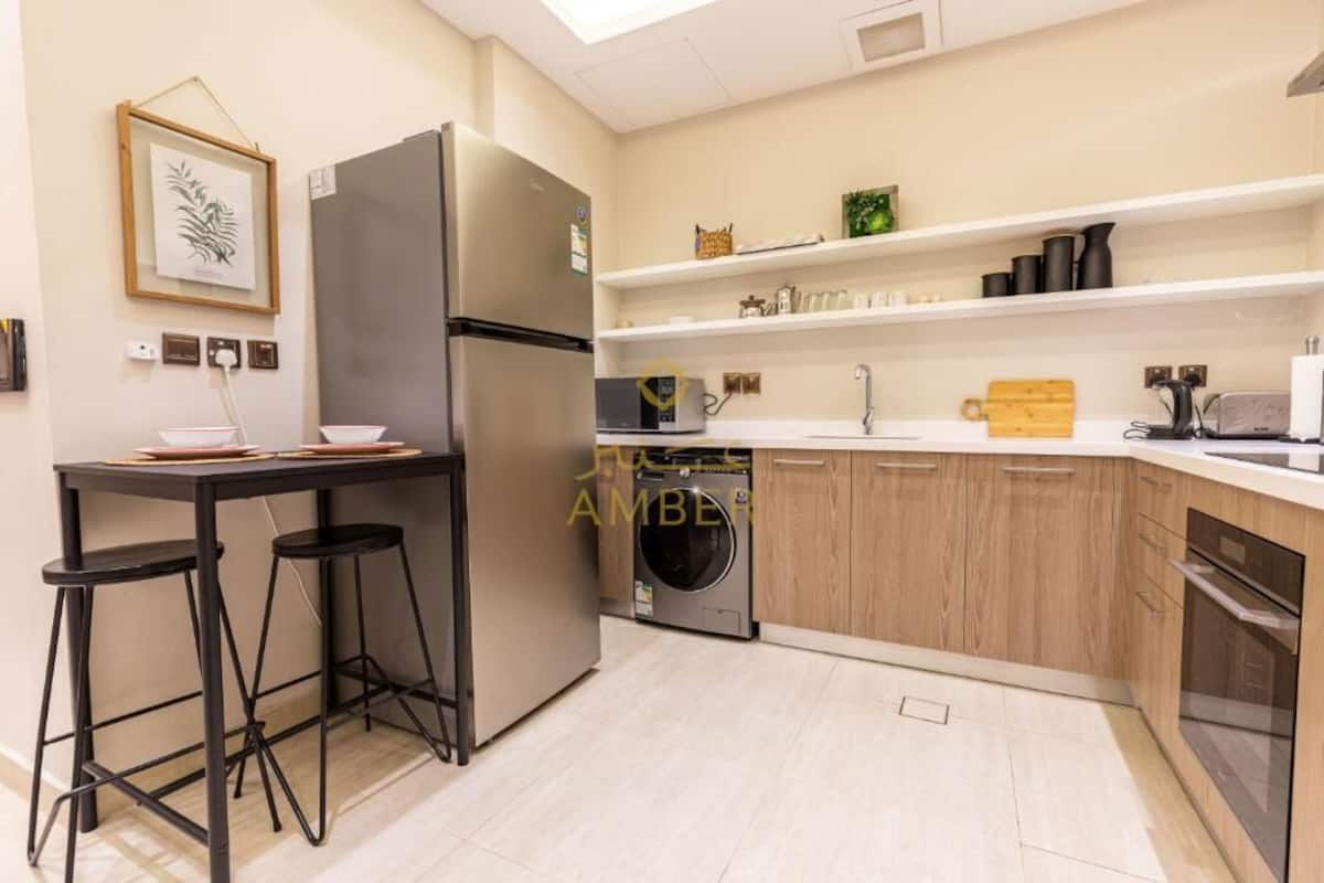 Apartamento Standard | Cozinha privada | Um frigorífico, um micro-ondas, um forno, uma placa de cozinha 