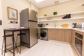 Apartamento Standard | Cozinha privada | Um frigorífico, um micro-ondas, um forno, uma placa de cozinha 