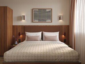 Cama bem arrumada com colcha texturizada, cabeceira de madeira e duas luzes fixadas na parede.