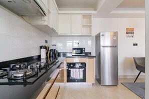 Apartamento Clássico, varanda, Vista para a cidade | Cozinha privada | Uma cafeteira/bule, um frigorífico/congelador grande, um micro-ondas 