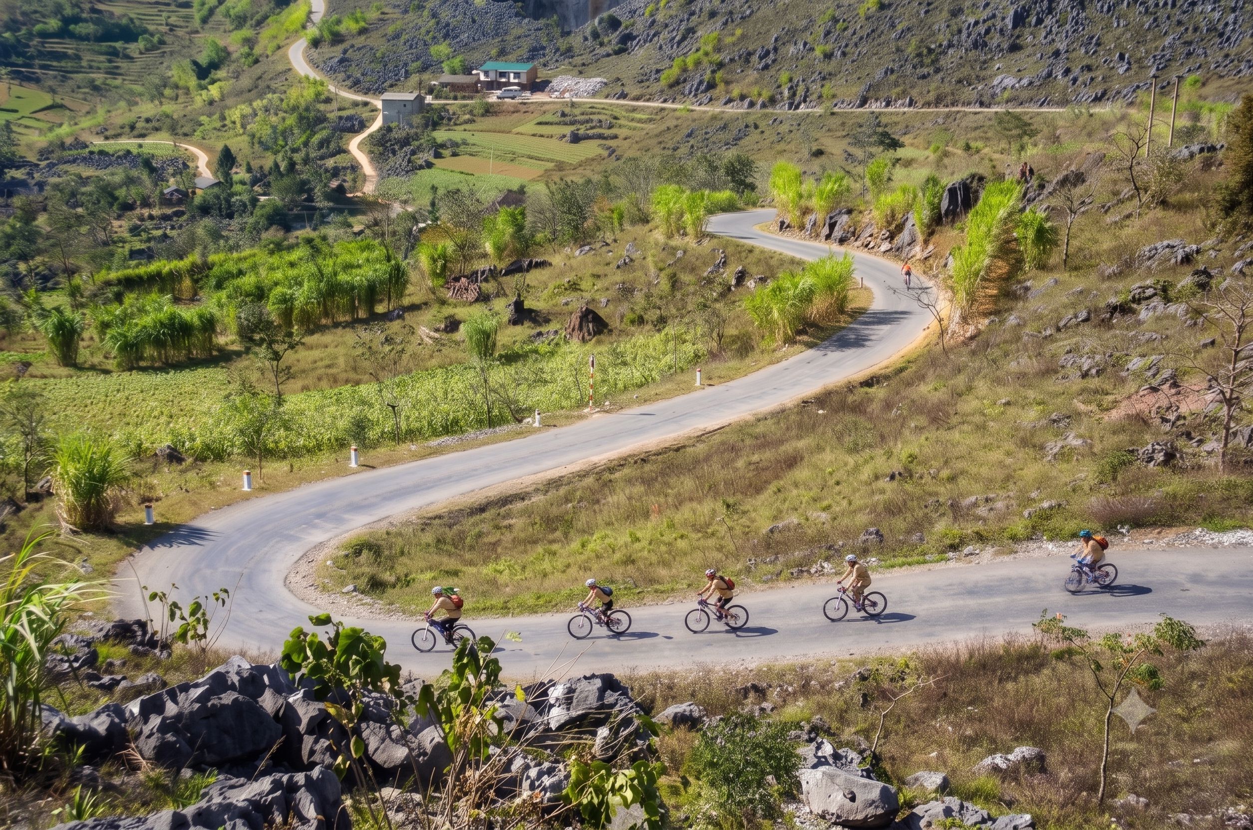 Uma estrada sinuosa com ciclistas.