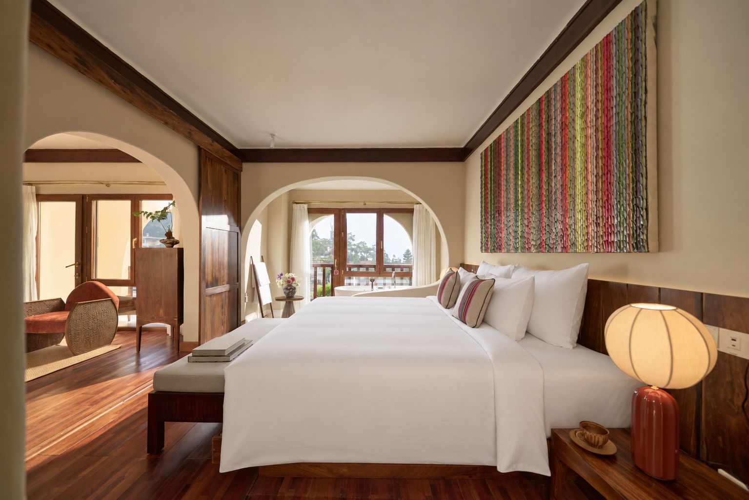 The Myst Suite | Roupas de cama premium, frigobar (abastecido com itens grátis)