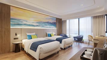 Quarto de hotel com duas camas, uma janela grande com cortinas, uma escrivaninha com cadeira e vista para o mar.