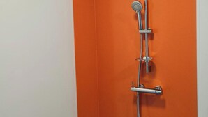 Um polibã, um secador de cabelo 