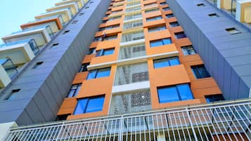 Um edifício alto com várias varandas e design arquitetônico moderno.