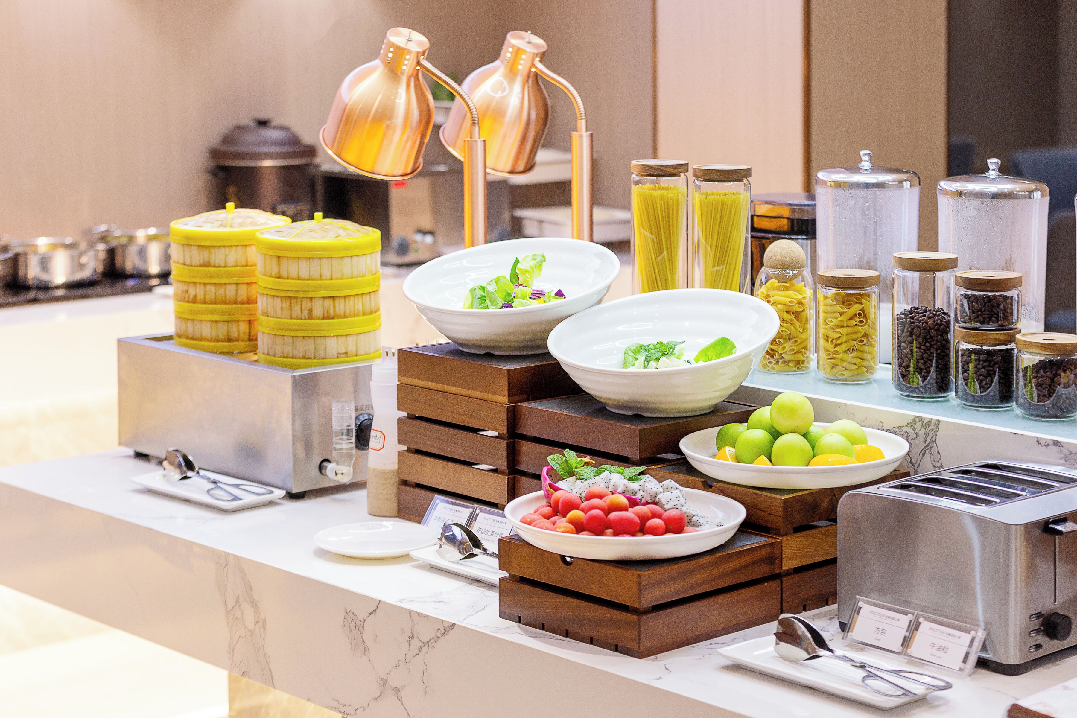 Disposição de buffet com diversos alimentos e acompanhamentos.