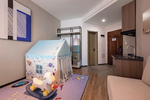 Quarto triplo clássico, sacada, vista parcial para o oceano | Área infantil