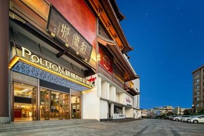 Um edifício com uma placa indicando 'POLITON' e outra placa com caracteres chineses.