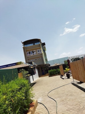 Um edifício com bar esportivo e piscina.