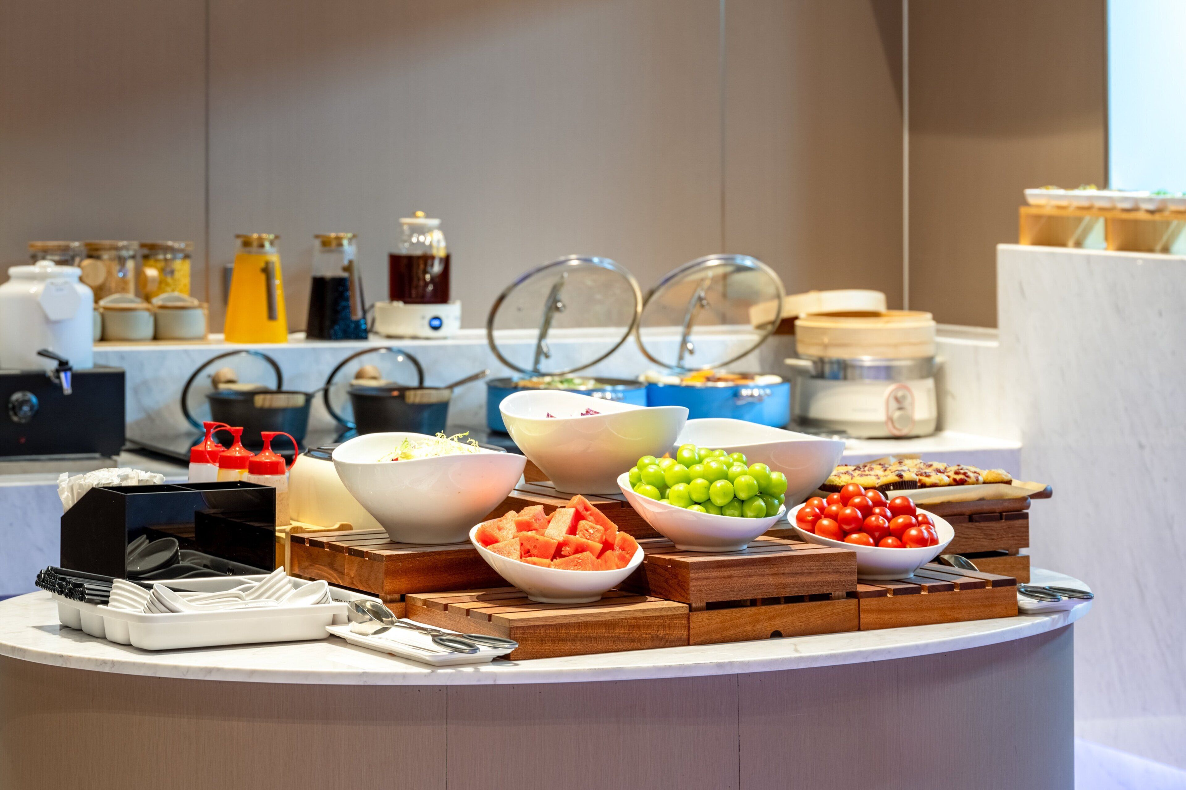 Disposição de buffet com diversos alimentos e acompanhamentos.