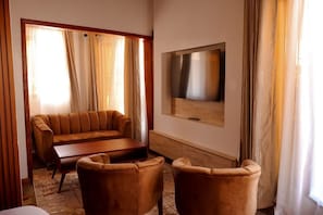 Quarto Duplo Deluxe | Wi-fi grátis, com decoração personalizada, com mobília individualizada 