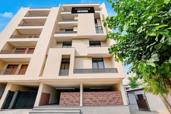 Classic With Balcony Townhouse Sector 52 - New Delhi