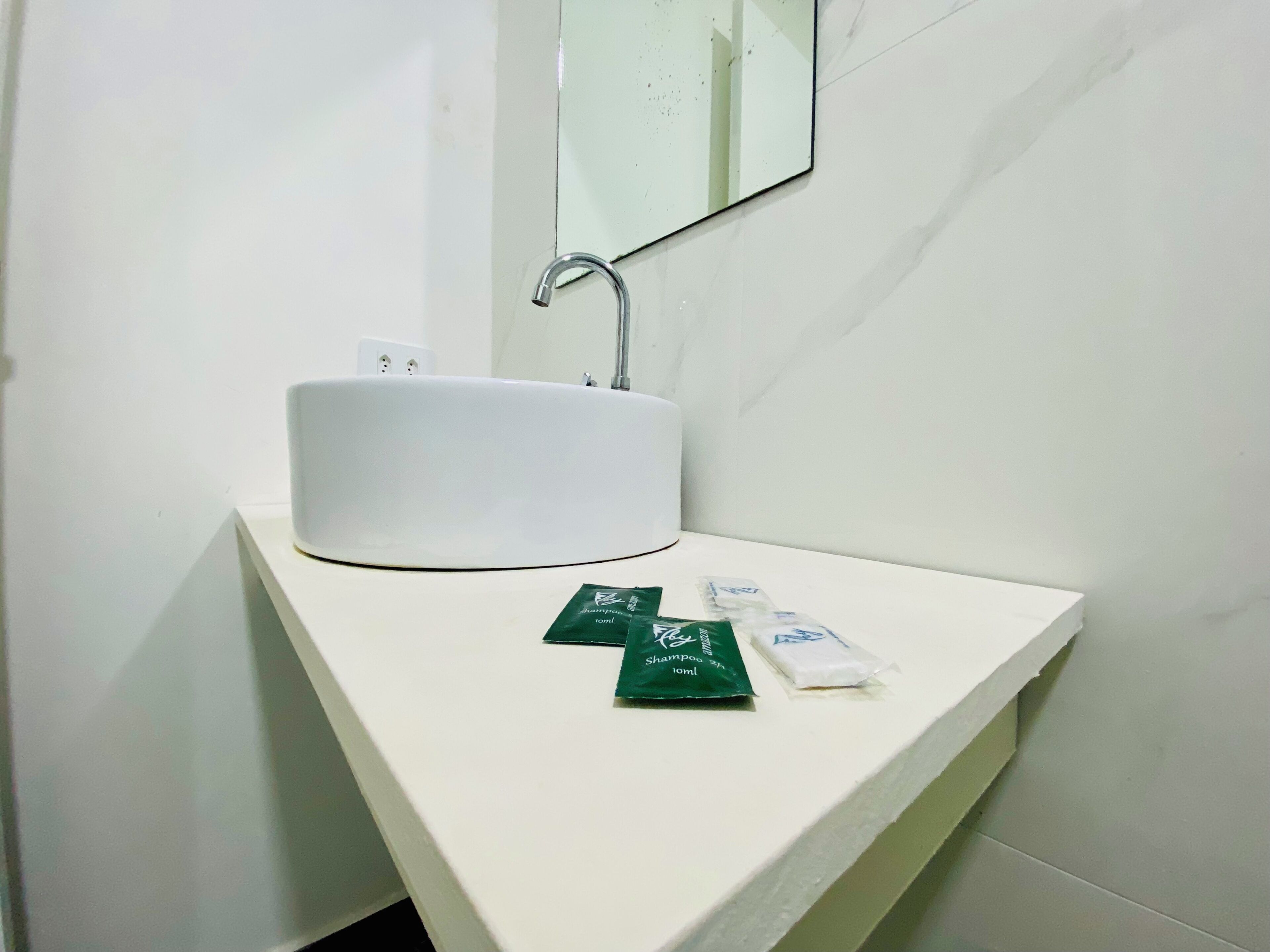 Quarto Básico, ar condicionado | Casa de banho | Artigos de higiene pessoal grátis, toalhas fornecidas, sabão, champô 