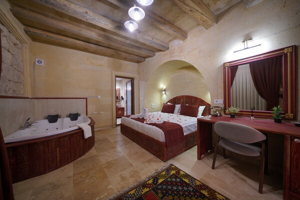 Uçhisar Palace In Cappadocia Hotel - Cappadocia