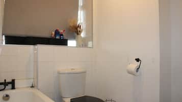 Apartamento, 2 quartos, sacada, vista para o jardim | Banheiro