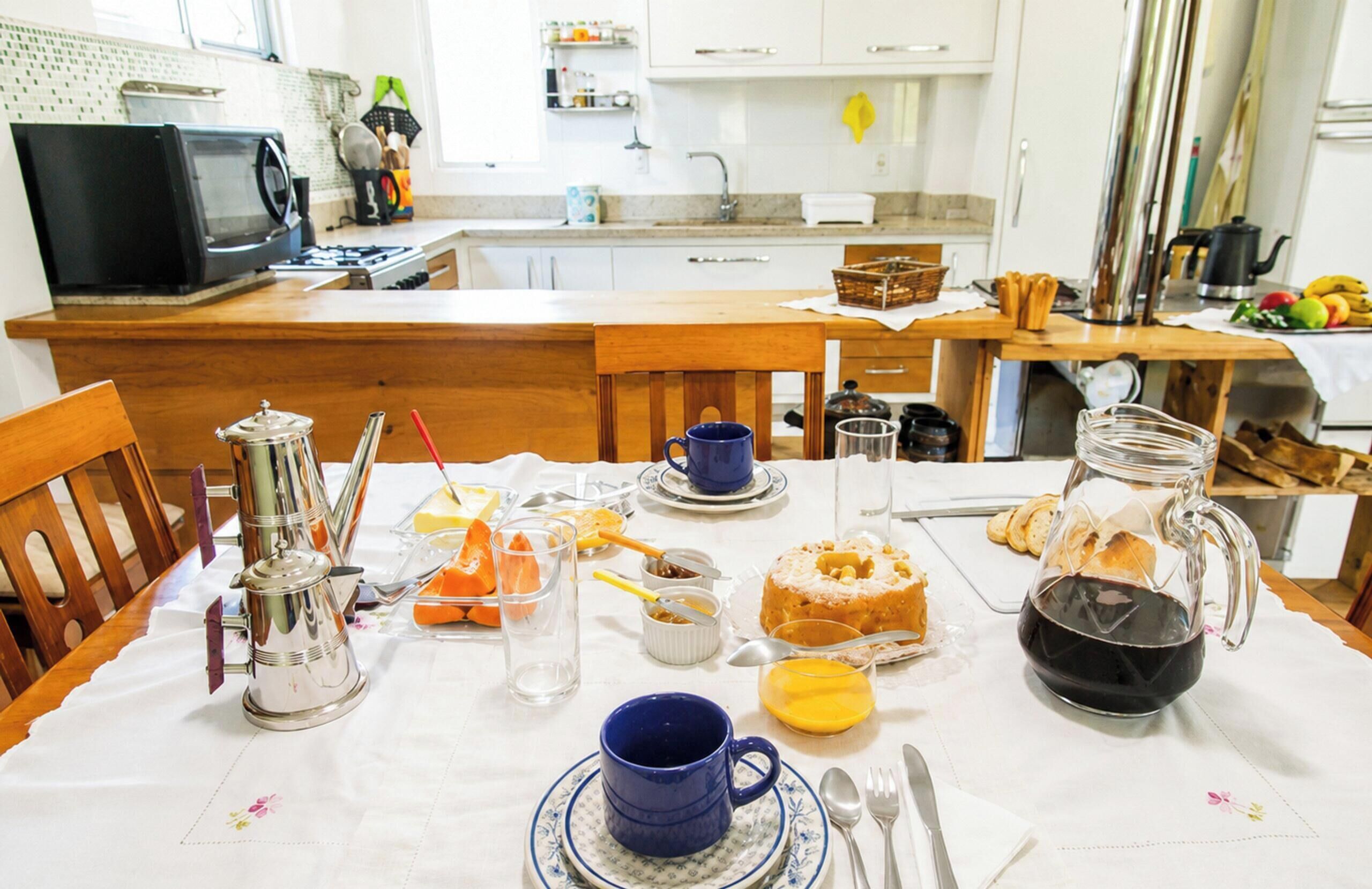 Café da manhã completo grátis todos os dias