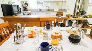 Café da manhã completo grátis todos os dias