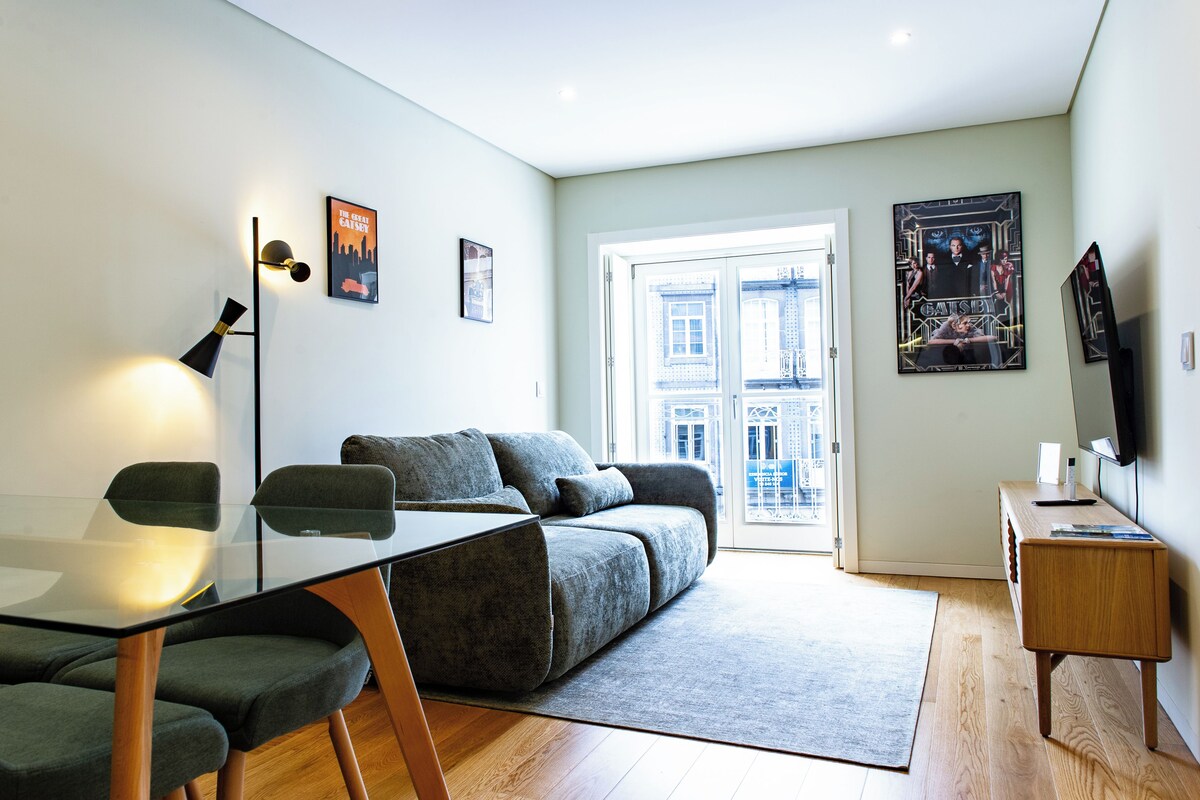 Uma sala de estar moderna com um sofá, uma mesa de vidro e um abajur.