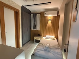 Quarto solteiro econômico, vista para a montanha | Cofres nos quartos, escrivaninha, Wi-Fi de cortesia