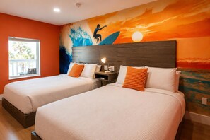 Quarto de hotel com duas camas, uma mesa de cabeceira, um mural na parede e uma janela com vista.