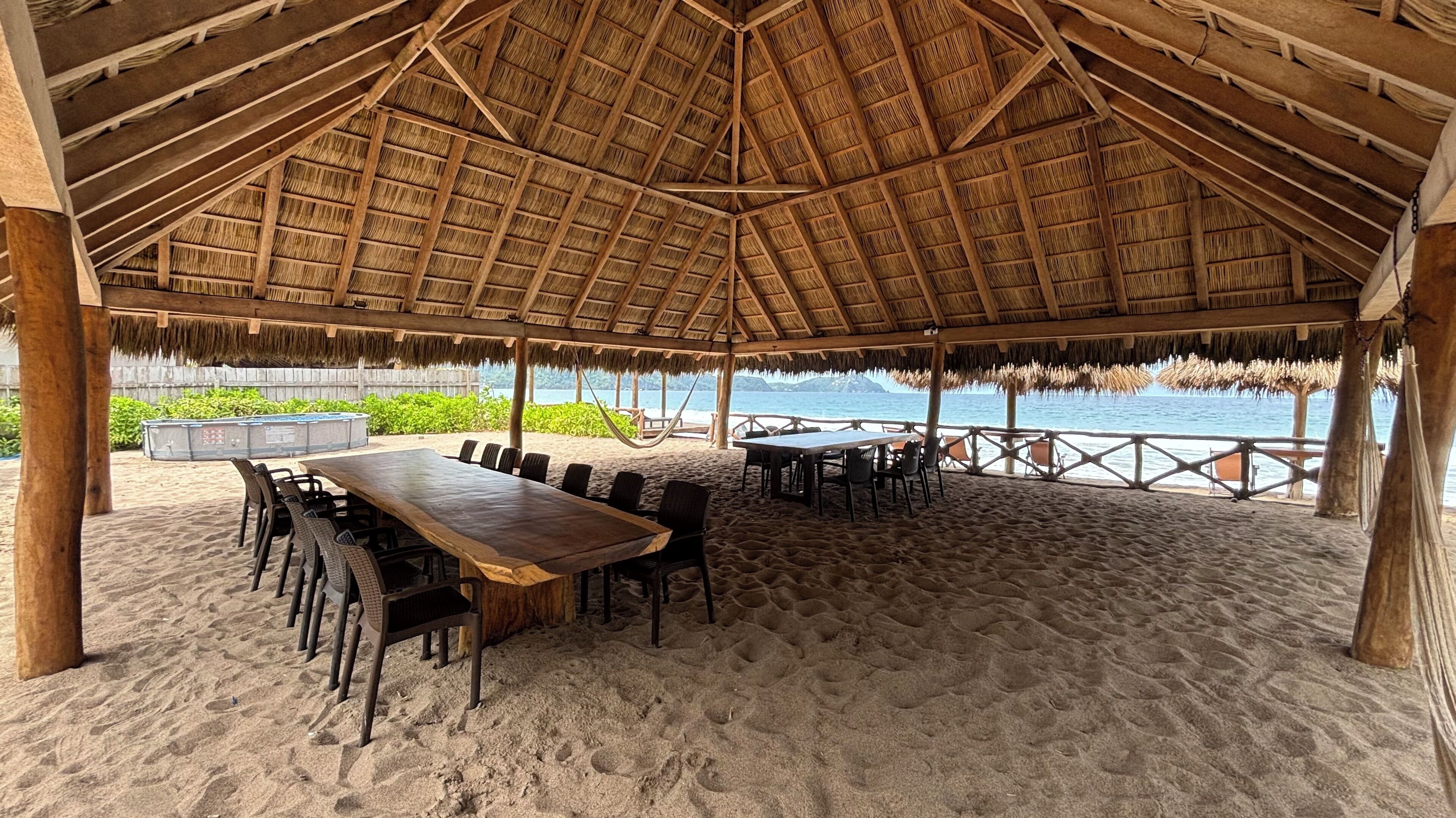 Bangalô standard, vista para a praia | Opções para refeição ao ar livre