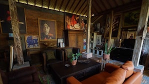 Uma sala de estar aconchegante com lareira, sofás de couro e uma mesa de centro.