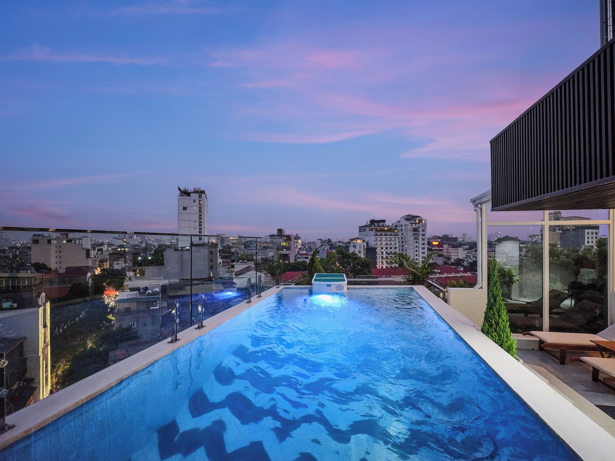 Piscina no piso superior