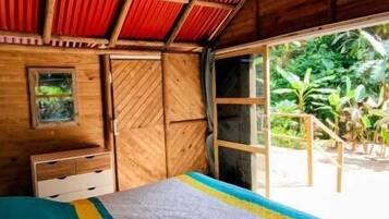 Quarto com cama, janela e vista para o exterior.