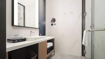 Quarto Duplo Superior, Vista para a cidade | Casa de banho | Um polibã, um secador de cabelo, chinelos, toalhas fornecidas