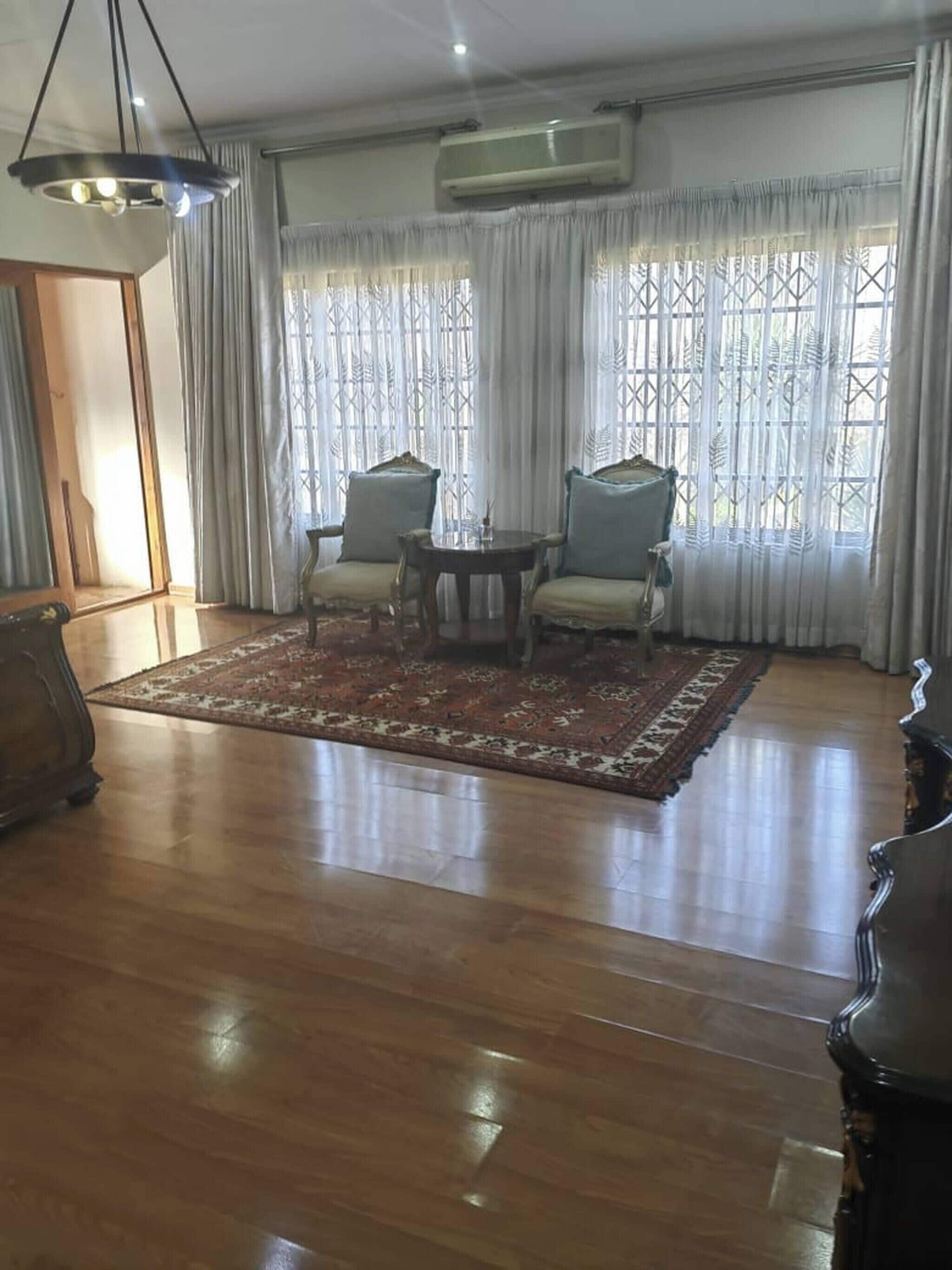 Casa, 4 quartos, pátio | Sala