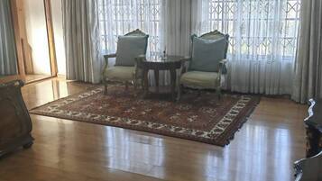 Casa, 4 quartos, pátio | Sala