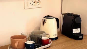 Quarto Duplo Comfort, casa de banho privativa | Café e/ou cafeteira