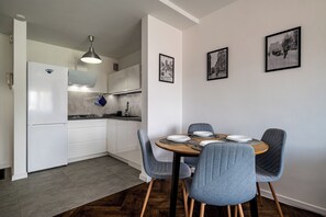 Apartamento, sacada | Cozinha americana privada