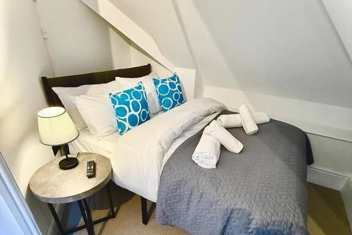 Quarto casal clássico | Escrivaninha, ferros/tábuas de passar roupa, Wi-Fi de cortesia