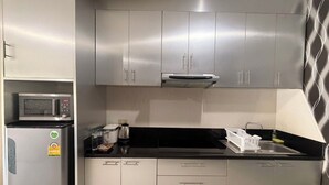 Apartamento superior, vista para a cidade | Cozinha privada | Geladeira, micro-ondas, cooktop, chaleira elétrica