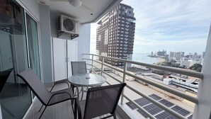 Suíte família, vista parcial para o mar | Frigobar, cofres nos quartos, escrivaninha