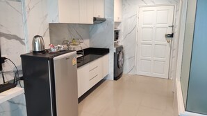 Estúdio, 1 cama King, para não fumantes, vista parcial para o lago | Frigobar, cofres nos quartos, escrivaninha