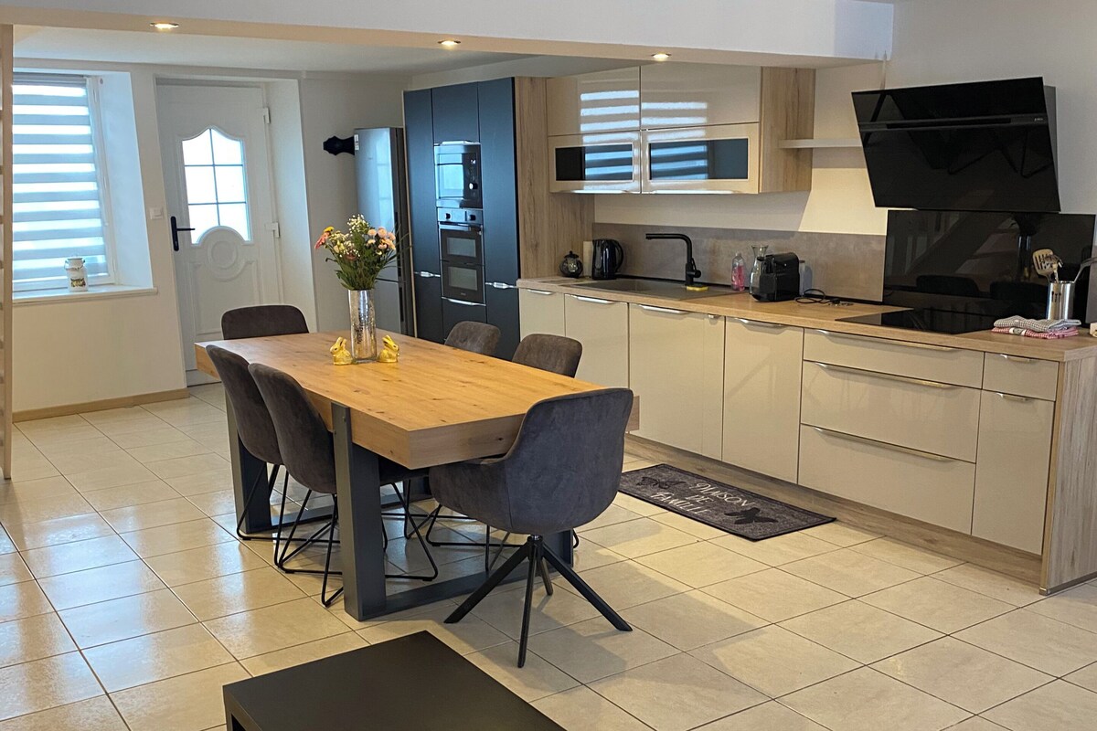 Apartamento luxo, vista para o rio | Cozinha privada | Geladeira grande, micro-ondas, fogão, cooktop