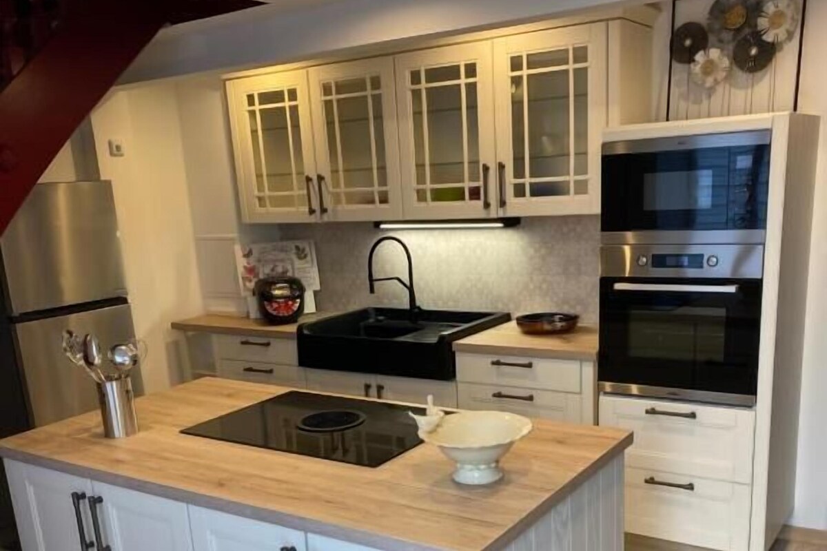 Apartamento conforto | Cozinha privada | Geladeira grande, micro-ondas, fogão, cooktop
