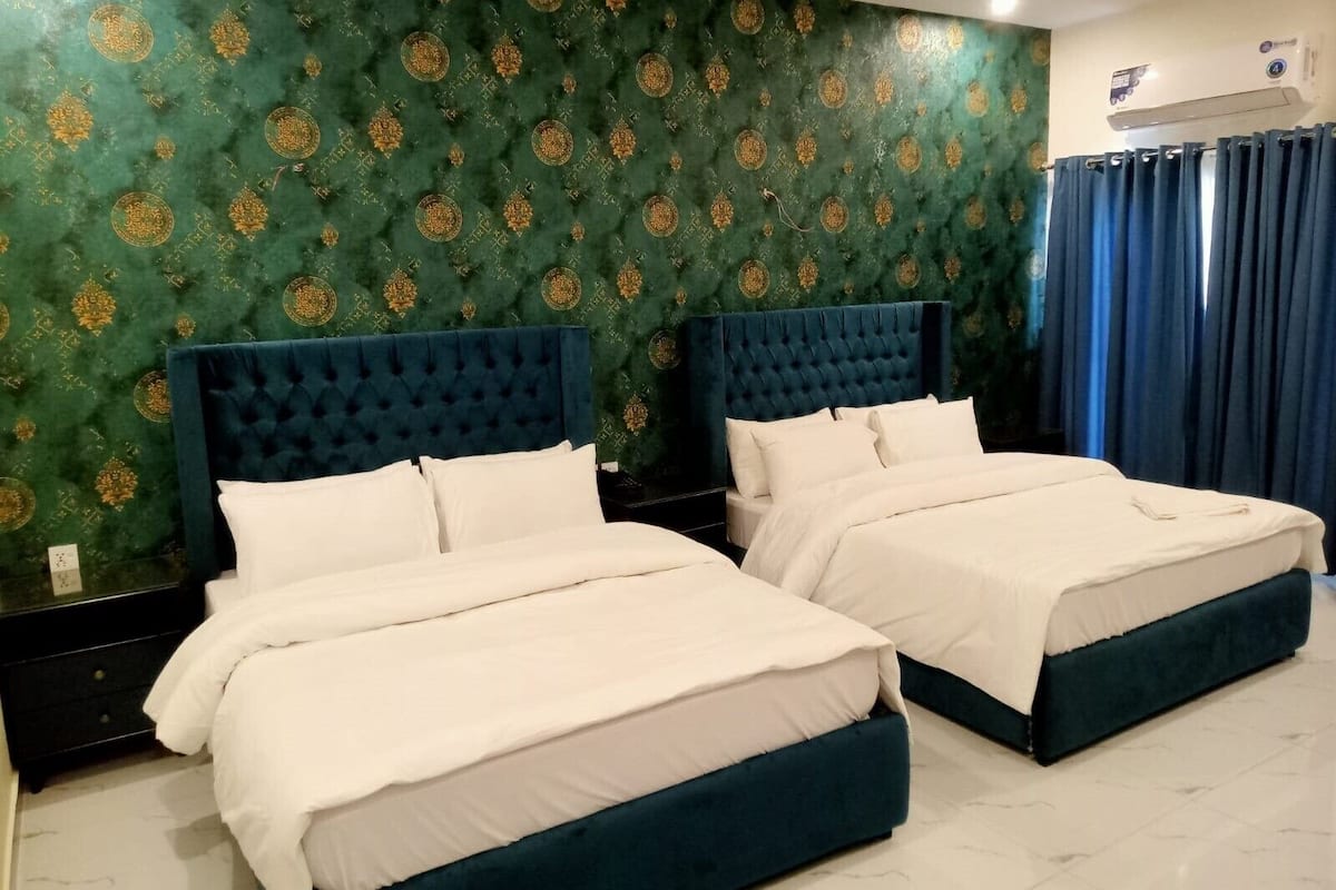 Quarto quádruplo luxo | Cortinas blackout, Wi-Fi de cortesia