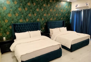 Quarto quádruplo luxo | Cortinas blackout, Wi-Fi de cortesia