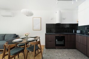 Apartamento (18) | Cozinha privada | Um frigorífico, uma placa de cozinha, uma chaleira elétrica
